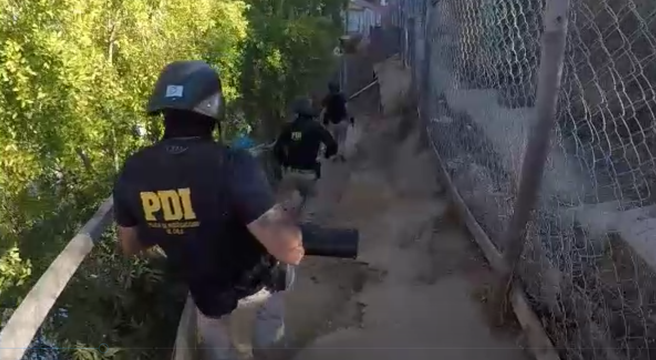 [VIDEO] PDI detuvo a mujer que traficaba cocaína base y que portaba ...