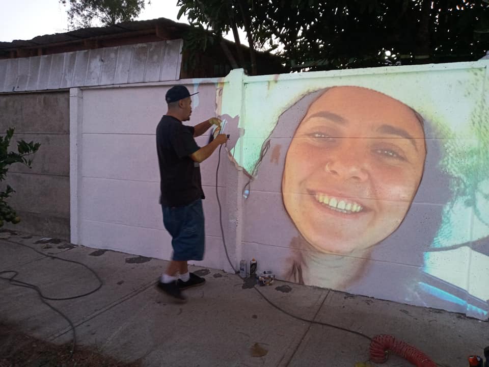 Artista “Seco” Sánchez pinta el rostro de profesora calerana que donó ...