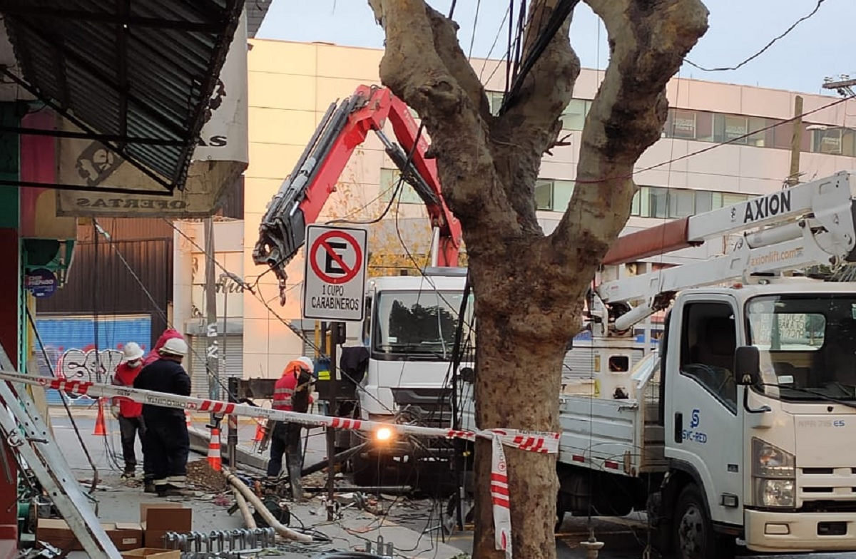Accidente con poste chocado dejó sin luz el centro de Quilpué