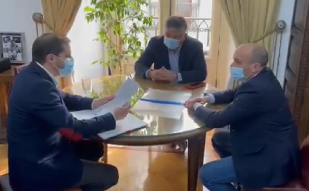 [VIDEO] Alcalde de Limache y diputado Longton llegaron a La Moneda con carta en rechazo a Los Rulos