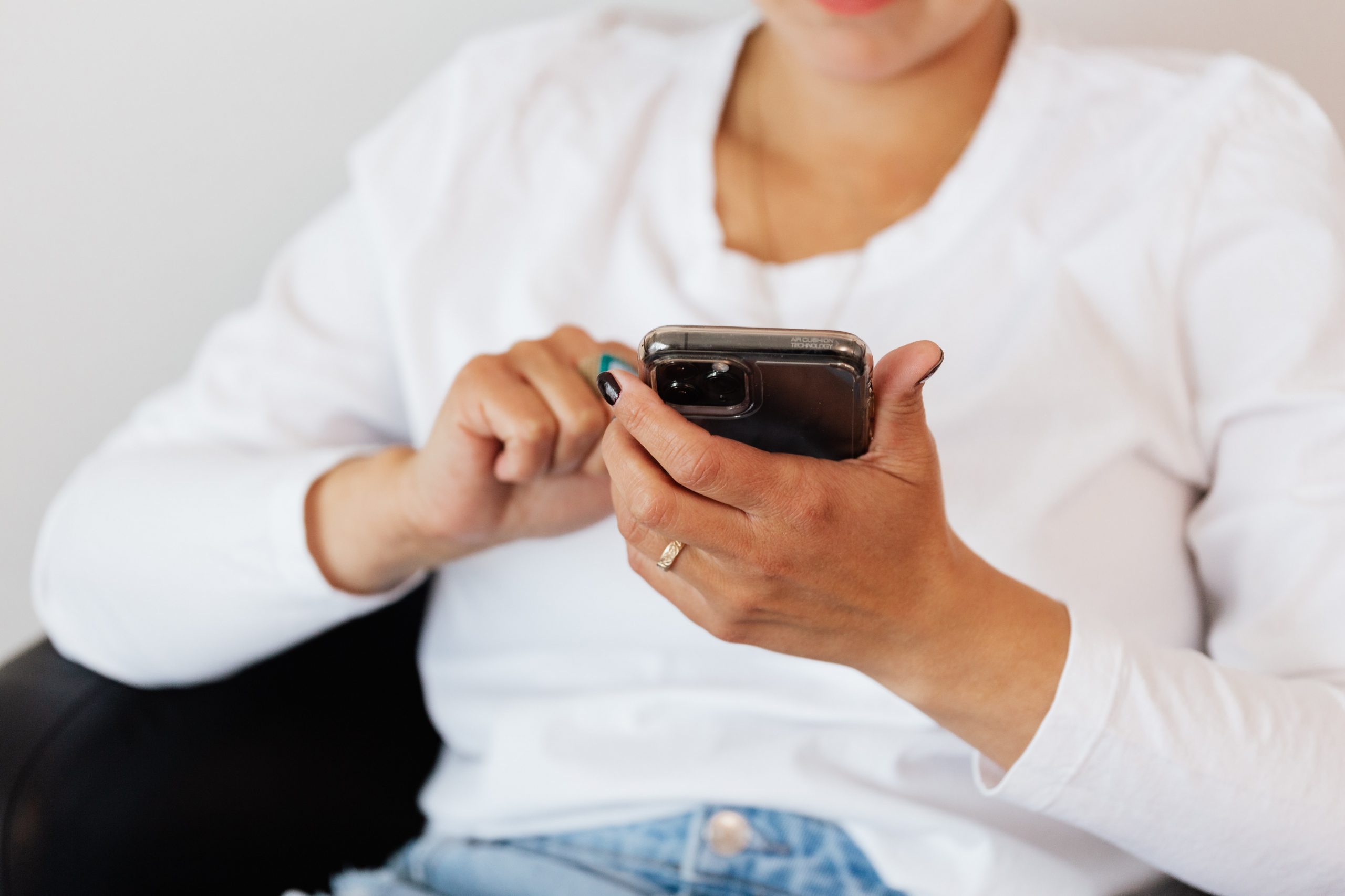 Los dolorosos efectos del excesivo uso del celular