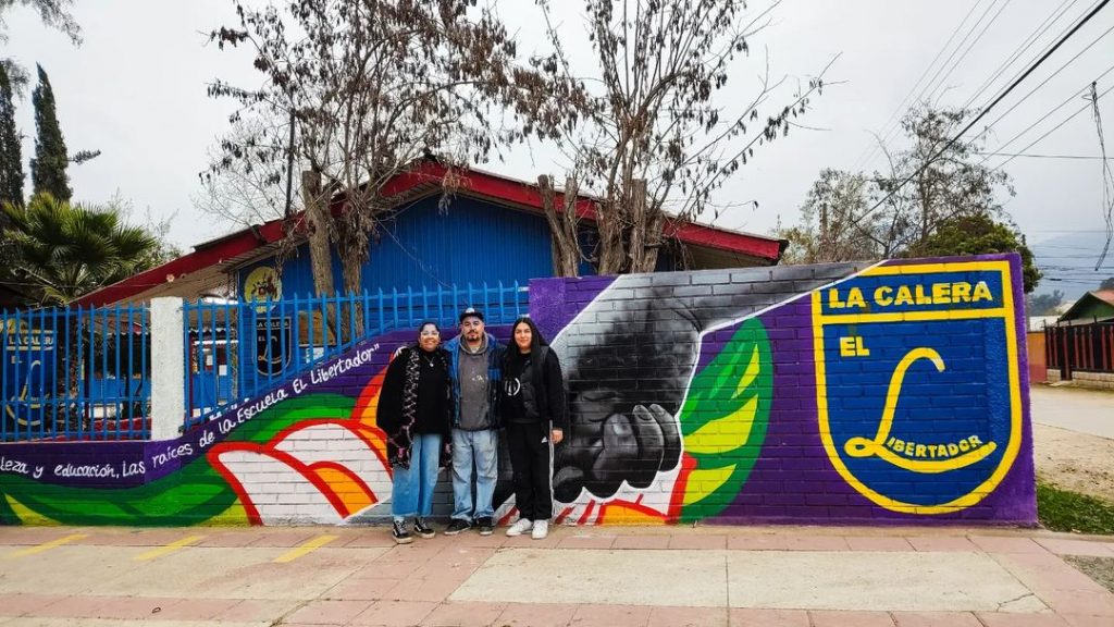 [FOTOS] Artista local pintó mural en escuela de La Calera