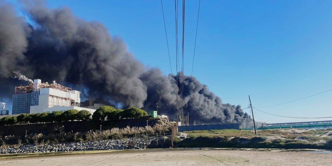 Incendio industrial afecta a Puerto Ventanas en Puchuncaví