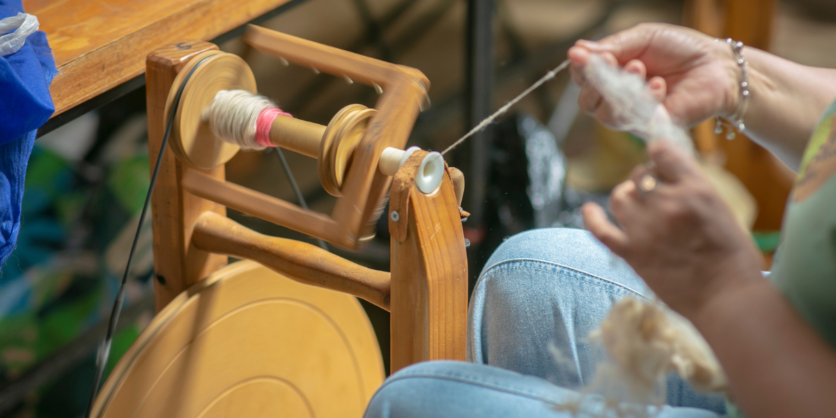 Programa Wanaku abre inscripciones para talleres presenciales de hilado en huso y rueca