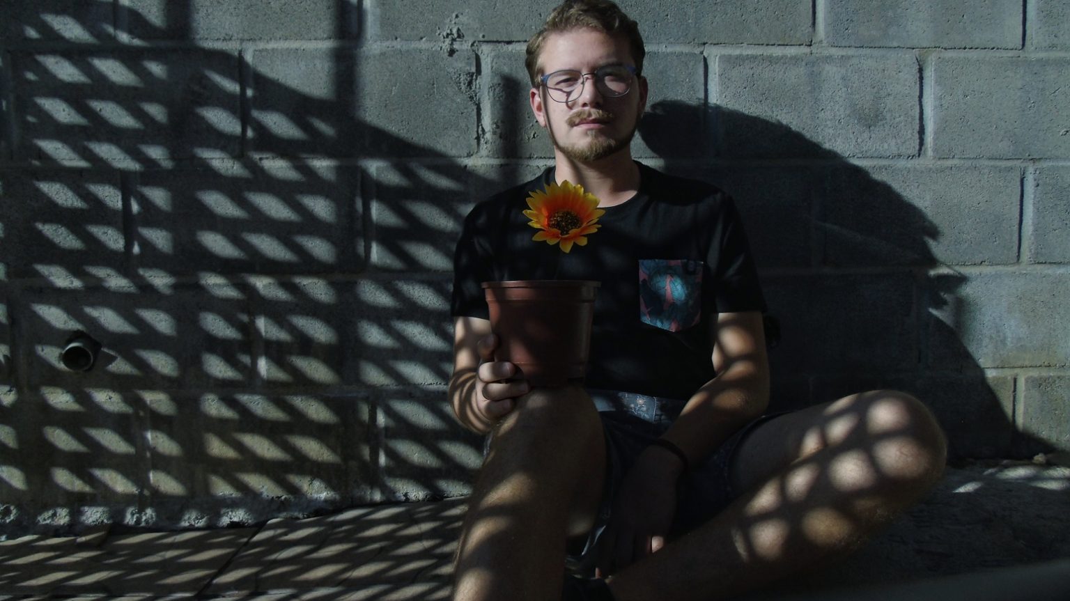 Jardín de plástico: el nuevo sencillo de Enzo Salvador