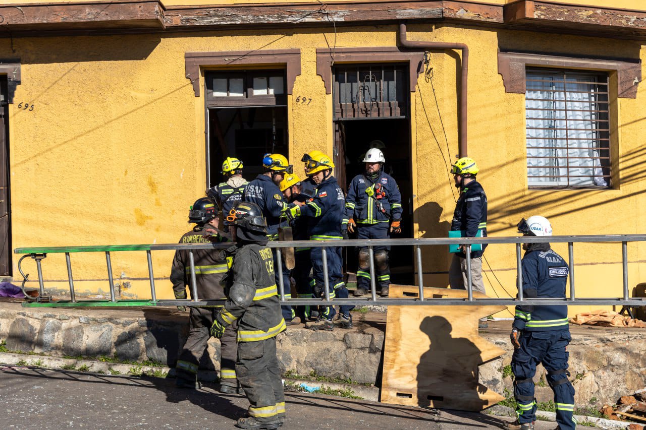 Colapso de casa en el Cerro Barón deja una persona fallecida