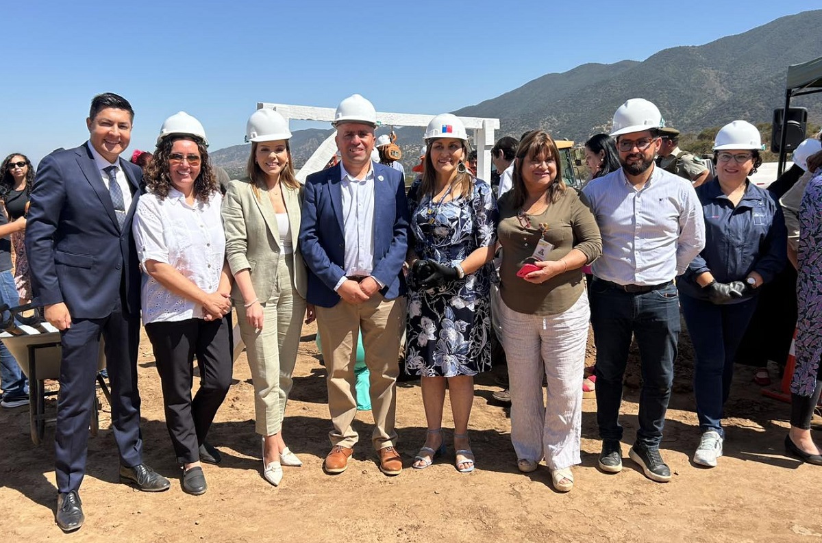 Colocan la primera piedra del nuevo Cesfam de Olmué