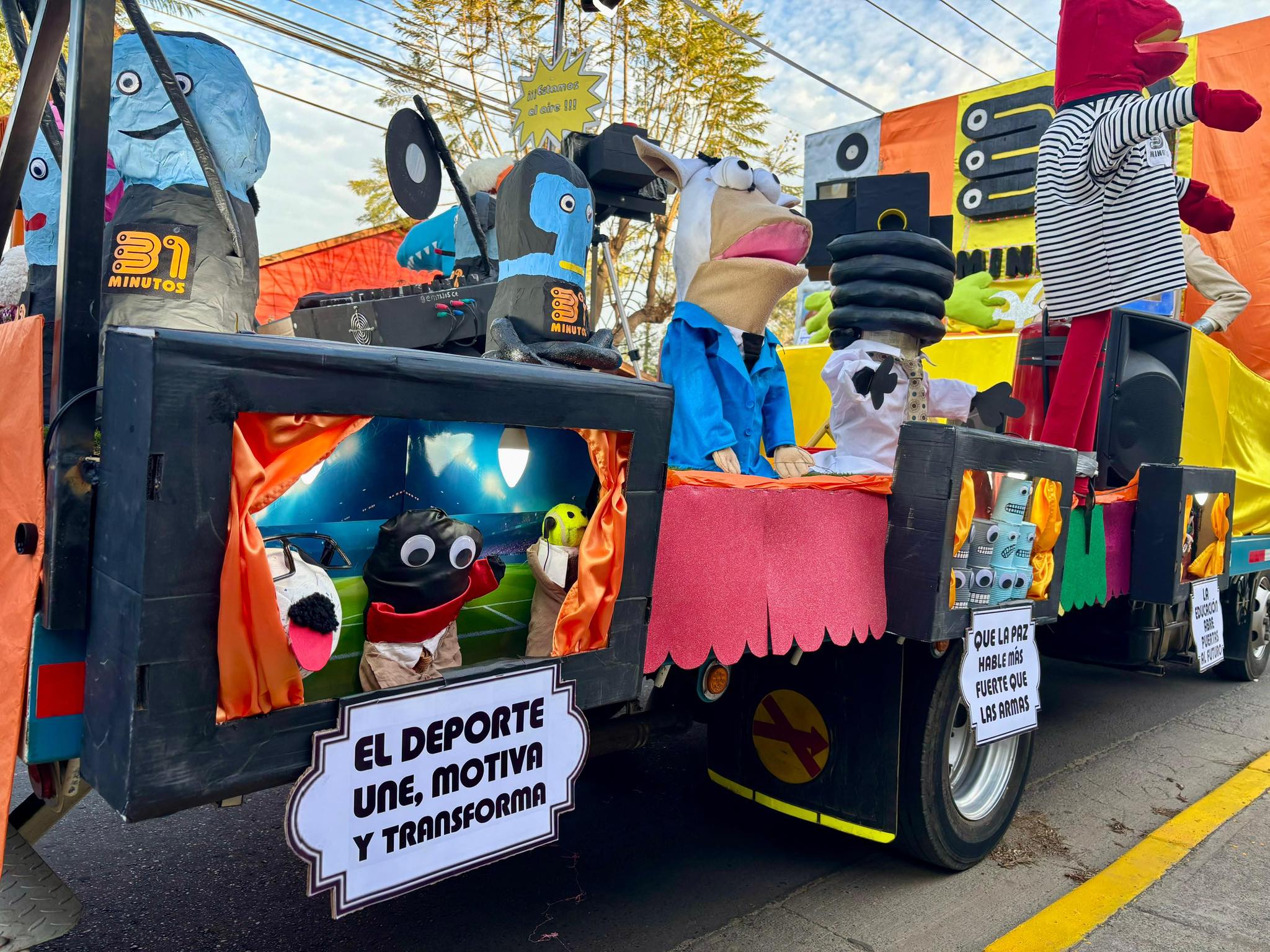 La Cruz vivió mágica jornada con desfile de carros alegóricos